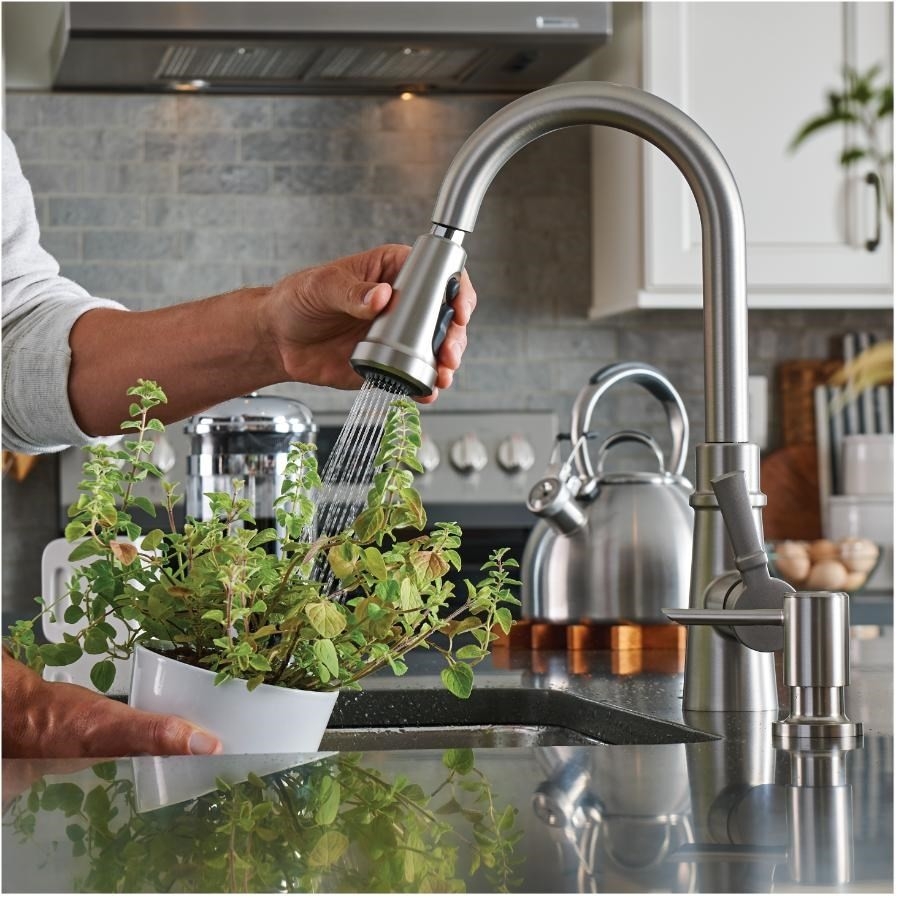 Robinet de cuisine en acier inoxydable résistant aux taches Hadley à ... Robinet de cuisine en acier inoxydable résistant aux taches Hadley à ...